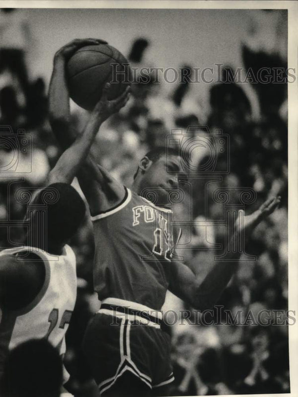 1987 Press Photo Nottingham's Courtney Dupree Battles Fowler's Kenneth ...