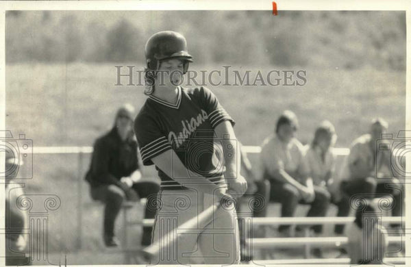 1986 Press Photo Indians softball player Robin Bumpus swings at pitch ...