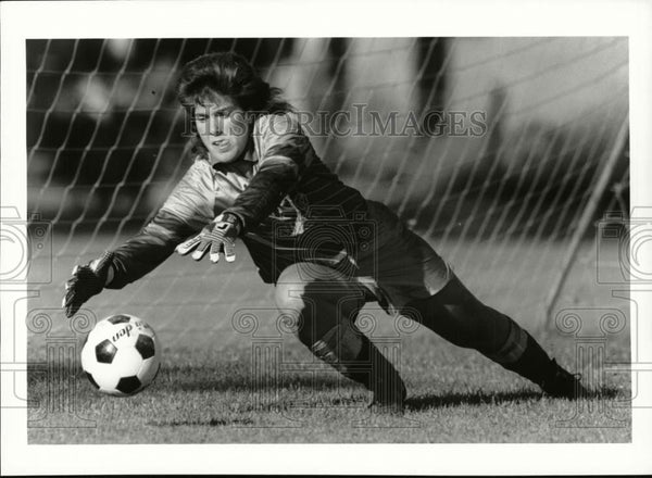 1990 Press Photo Central soccer goalkeeper Beth Greco dives for a save ...