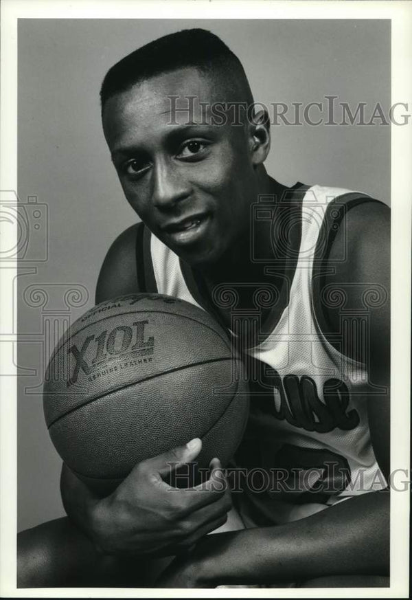 1990 Press Photo Syracuse U basketball player Michael Edwards poses ...