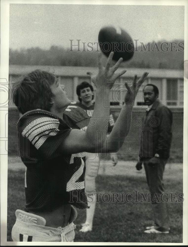 1985 Press Photo Bishop Ludden football player Mark Wretel catches pass ...