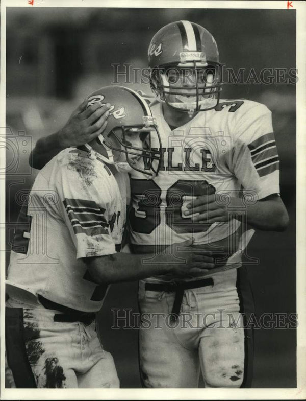 1986 Press Photo Baldwinsville football players Virginia & Kramer hug ...