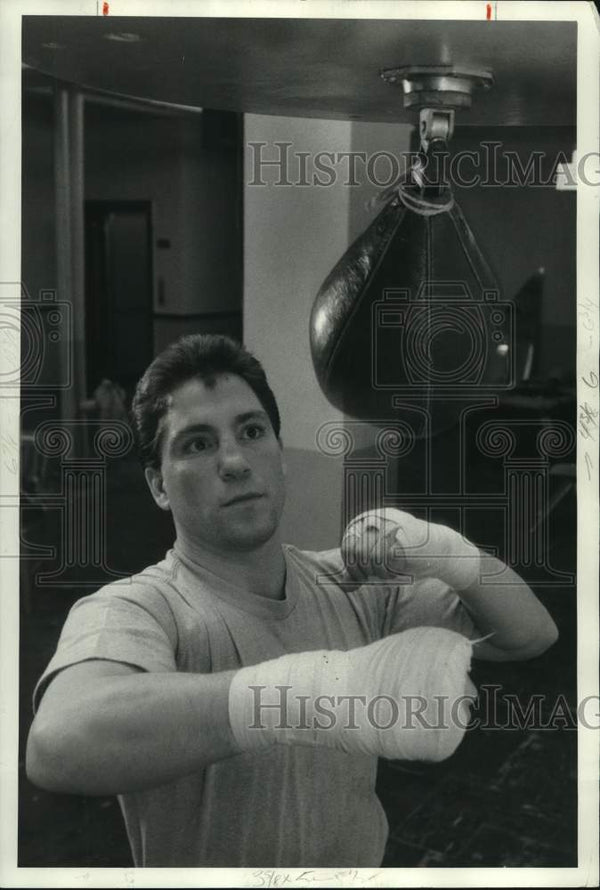 1986 Press Photo Boxer Matt Farrago works out with speed bag at North ...