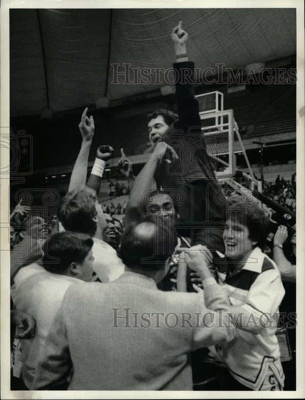 1986 Press Photo Kevin Mackey celebrates an NCAA basketball win in ...