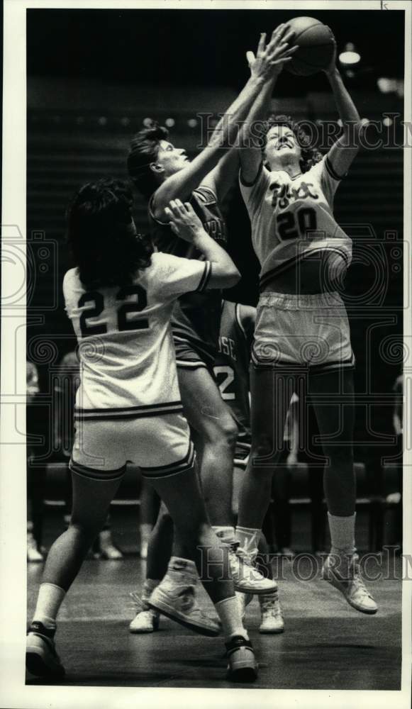 1985 Press Photo Pitt basketball player Jenny Tyner in action vs ...