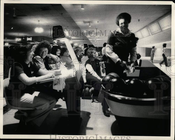 1984 Press Photo Josephine Dean & G.M.A.C. Team Prepare to Bowl ...