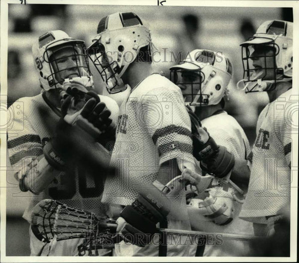 1985 Press Photo Lacrosse player Tim Nelson gets handshake from Brad ...