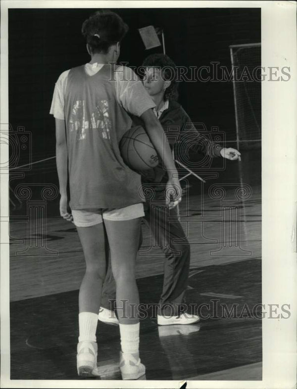 1987 Press Photo Angela Alston and Barb Jacobs of Syracuse University ...
