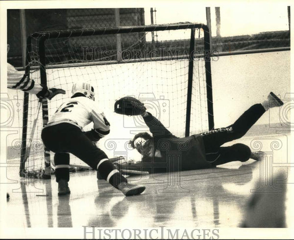 1989 Press Photo Bob Chopskie and Stark Battams at Broomball Game in ...