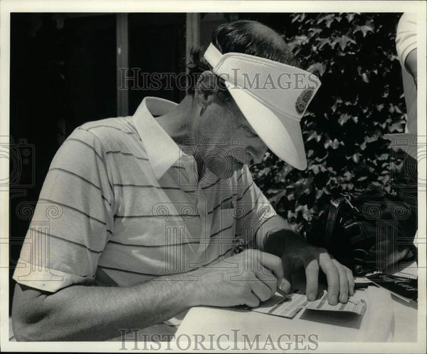 1986 Press Photo Alan Foster checks his scorecard after shooting 67 at ...