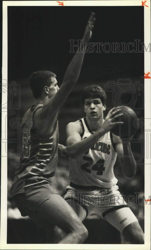 1988 Press Photo Basketball Players David Siock and Mike Sterner at ...
