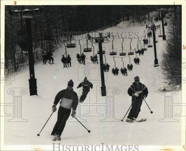 1989 Press Photo Skiers at Song Mountain Ski Slope in Tully, New York ...