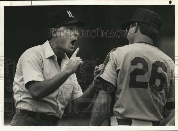 1988 Press Photo Umpire Ed Hickox with Tidewater Baseball Team Manager ...
