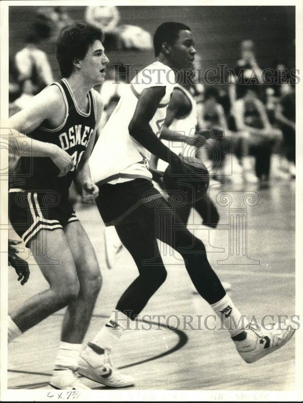 1985 Press Photo Basketball Players Stephen Jermyn and Anthony Anderson ...