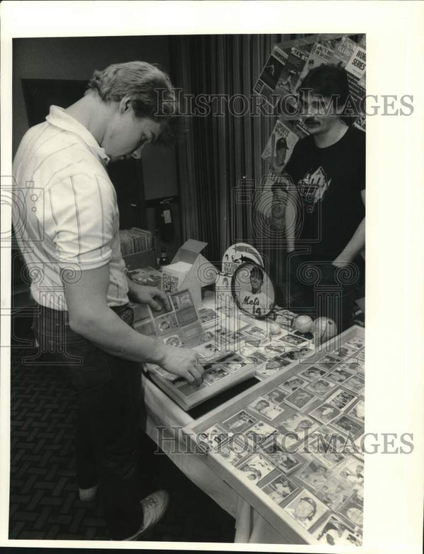 1986 Press Photo John Dobiegraj looks over baseball cards as Rick Dash ...
