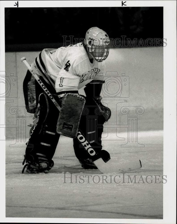 1989 Press Photo Jason Poirier, hockey goalie for Clarkson guards the ...