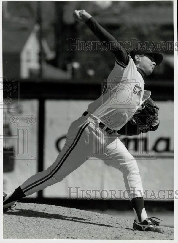 1990 Press Photo Syracuse Chiefs' Doug Linton pitches ball at MacArthur ...