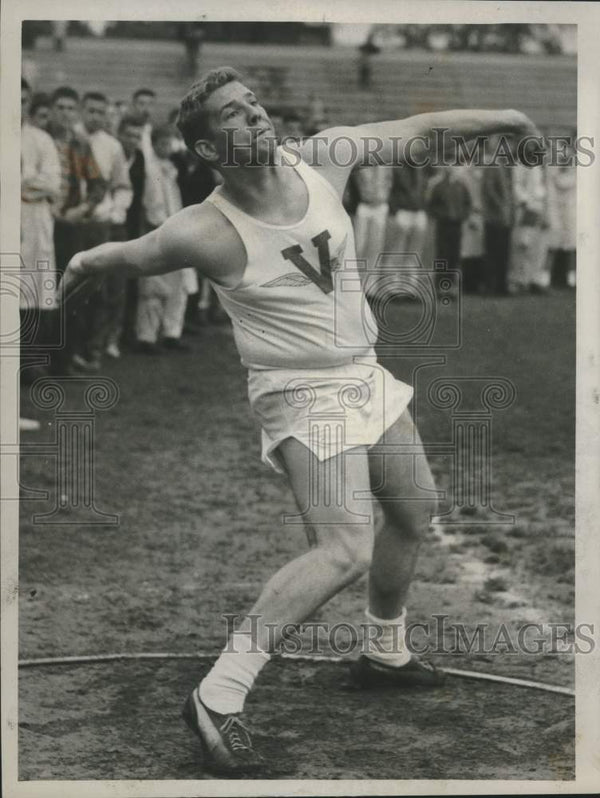 1960 Press Photo Tom Webster, Vermont, shown heaving a disc at track ...