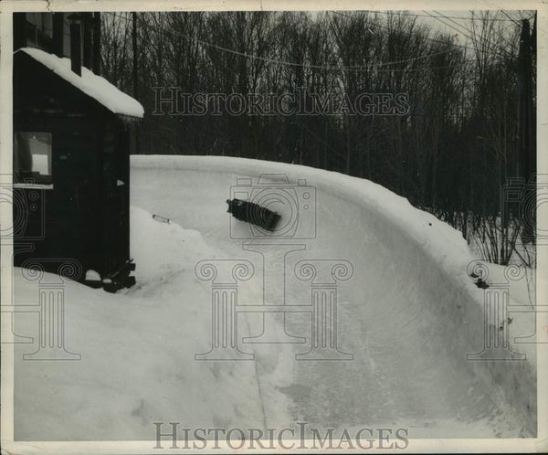 1963 Press Photo Bobsled rounds shady corner at Olympic Bobsled Run ...