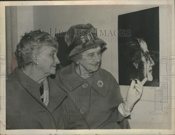 1963 Press Photo Nicky Mariano & Mrs. Kenneth Miner admire painting in ...