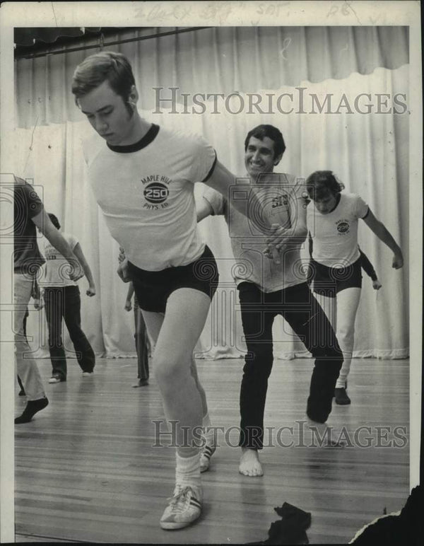 1971 Press Photo Tony Montanaro helps Bill Farei stretch in Schodack ...