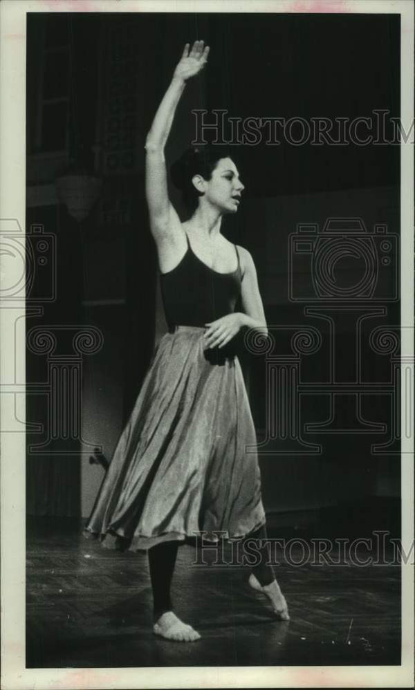 1981 Press Photo New York Dancer Carla Maxwell performing on stage ...