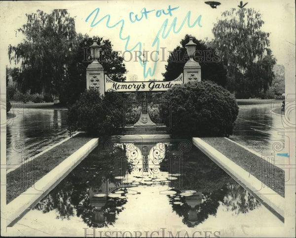 1981 Press Photo Reflecting pool & sign at Memory Gardens Cemetery, Co ...