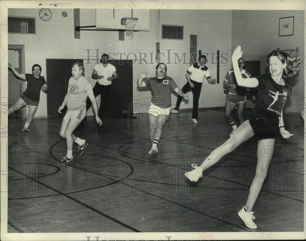 1983 Press Photo Instructor leads men through aerobic dance class in N ...
