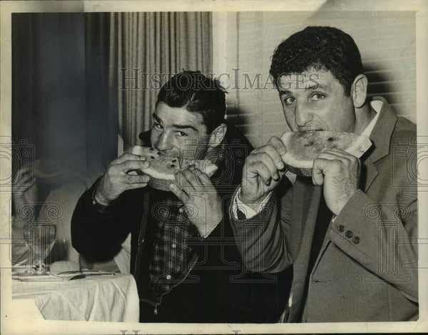 1961 Press Photo Boxer Giulio Rinaldi eats breakfast with friend in New ...