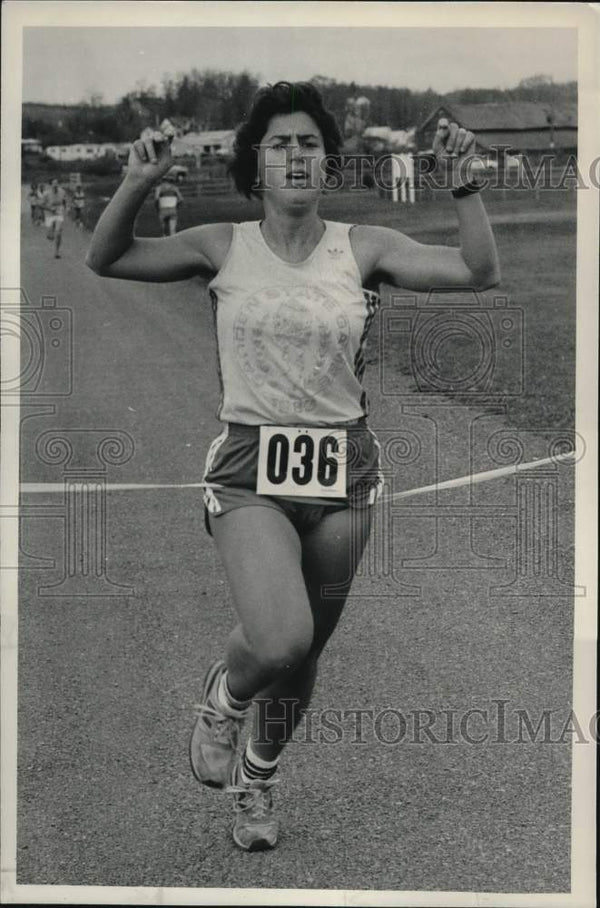1984 Press Photo Maureen McLeod crosses 5-mile run finish line in New ...