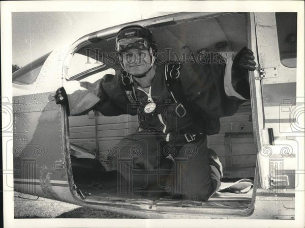 1980 Press Photo Skydiver Peter Klein of Watervliet, New York, in plane ...