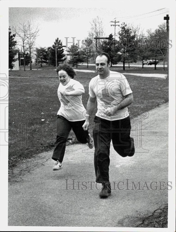 1983 Press Photo Nancy Chylinski and Gary Tryon in Special Olympics ...