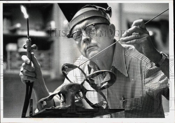 1977 Press Photo William Strong Working on a Metal Sculpture - tub26477 ...