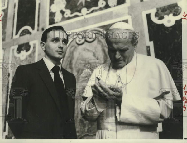 1981 Press Photo Pope John Paul II signs autograph for actor Cezary ...