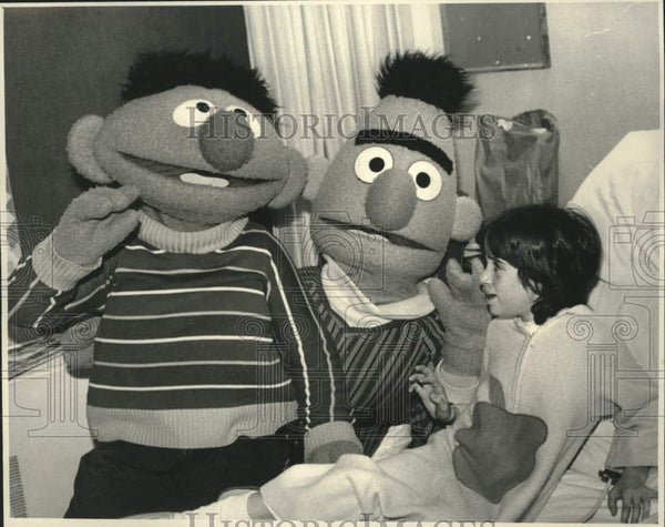 1983 Press Photo Bert & Ernie visit children in St. Peter's Hospital ...