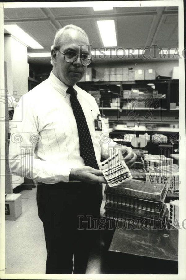 1990 Press Photo Dr. Kenneth Pass, Wadsworth Lab, Albany, New York ...