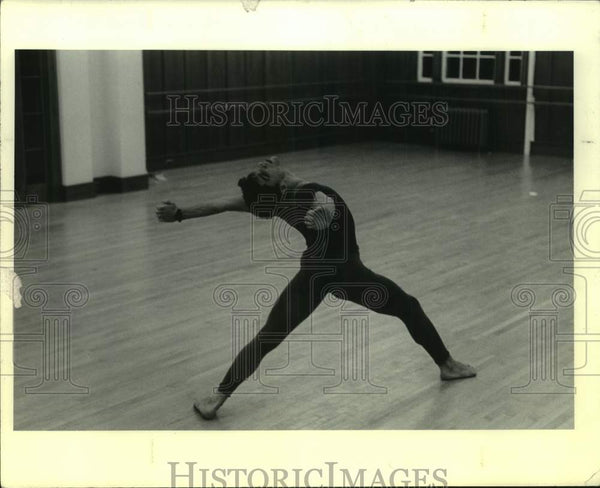1989 Press Photo John Passafiume dances in New York dance studio ...