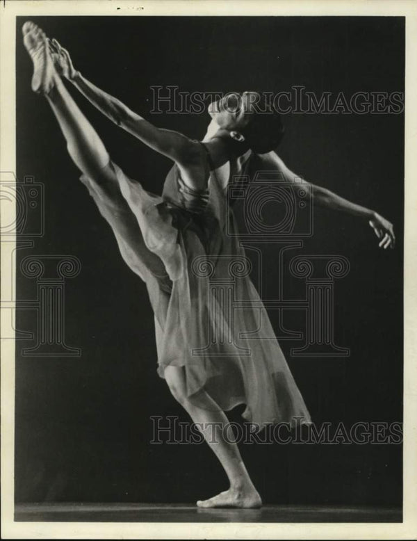 1974 Press Photo Eva Cohen dances on Albany, New York stage - tup14772 ...