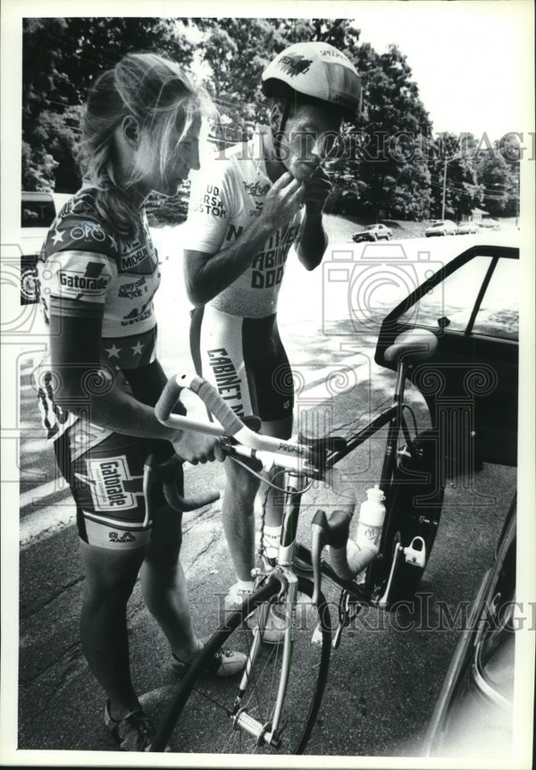 1990 Press Photo Jan Bowland helps Doug Tanner prepare for bicycle rac ...