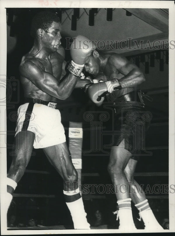 Press Photo Danny Chapman (right) battles Elliott Williams in a boxing ...
