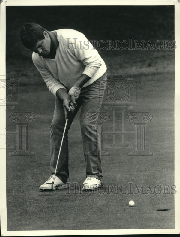 1986 Press Photo E.J. Cardish putts for eagle in Guilderland, New York ...