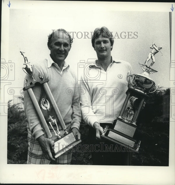 Press Photo Golfers John Deitz and Mike Greenberg hold up their ...