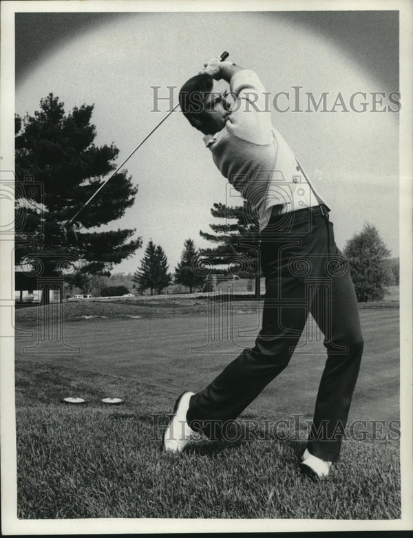 Press Photo Golfer Charles (Chas) Conrad follows through on tee shot ...