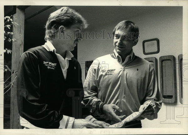 1984 Press Photo Bruce Christensen talks with coach Vince Wolanin at c ...