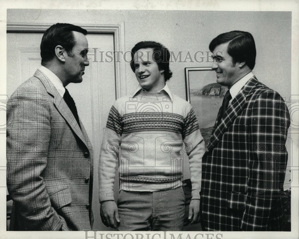 1979 Press Photo Coaches Neil Wheelwright & Joe Grasso with player in ...
