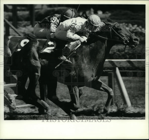 1987 Press Photo #2 Secret Flotilla with Joseph Rocco in the irons wins ...