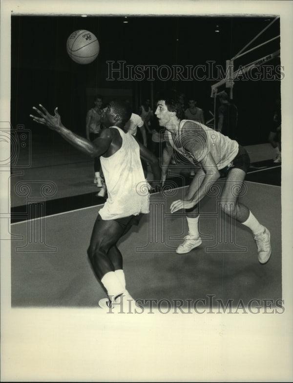 1985 Press Photo Eric Fleury and others during basketball practice at ...