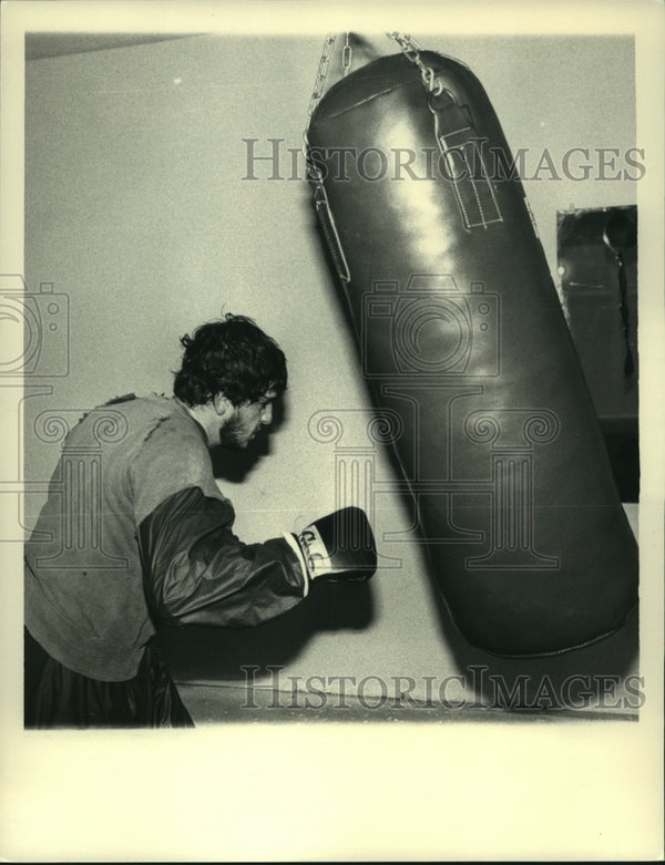 1986 Press Photo Boxer Danny Ferris punches bag at Monte Mario Motel ...