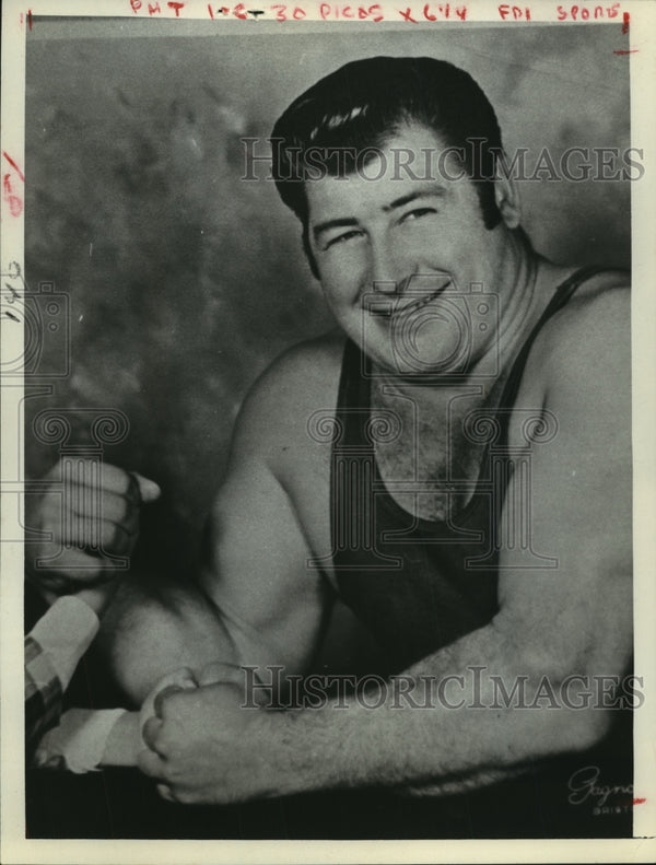 1974 Press Photo Maurice "Moe" Baker prepares to arm wrestle - tus01772 ...