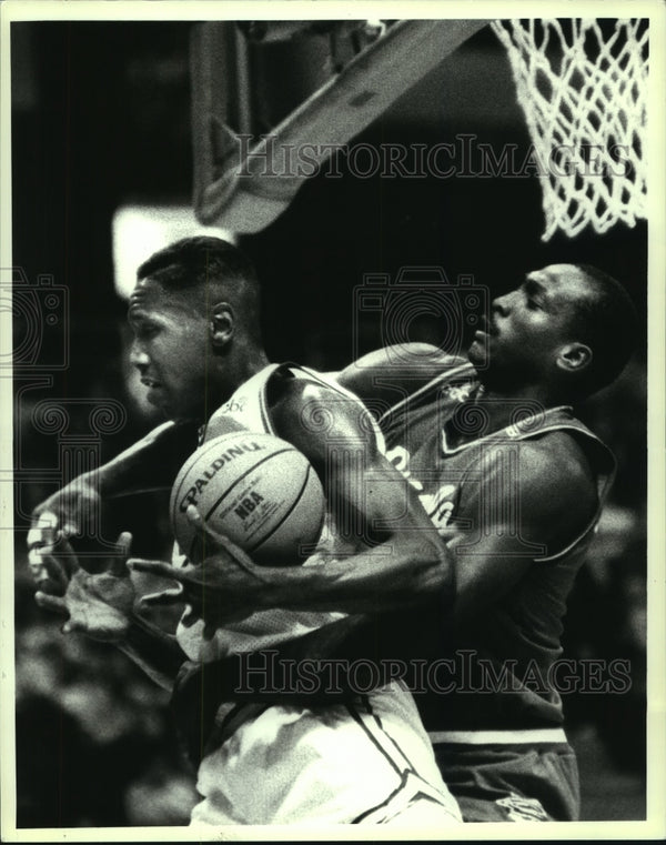 1990 Press Photo Albany Patroons #32 Clinton Smith is tackled by ...